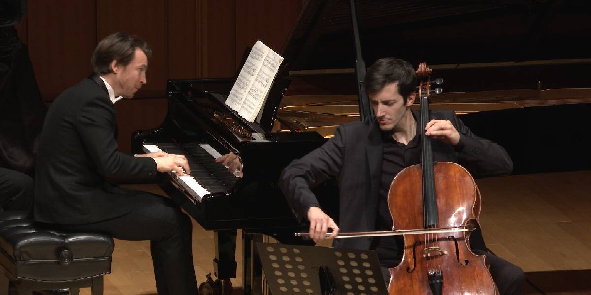 E jonke franséischen Cellist zu Tokio